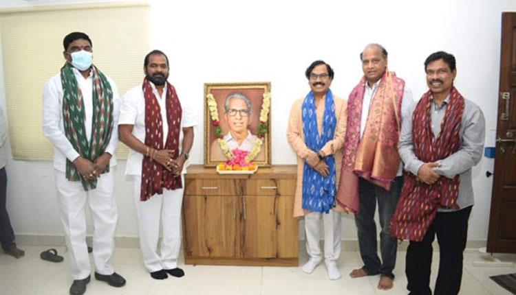 సుద్దాల హ‌నుమంతుకు మంత్రి శ్రీ‌నివాస్ గౌడ్ నివాళి-Namasthe Telangana