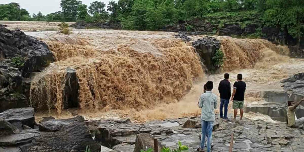పరవళ్లు తొక్కుతున్న పొచ్చెర జలపాతం-Namasthe Telangana