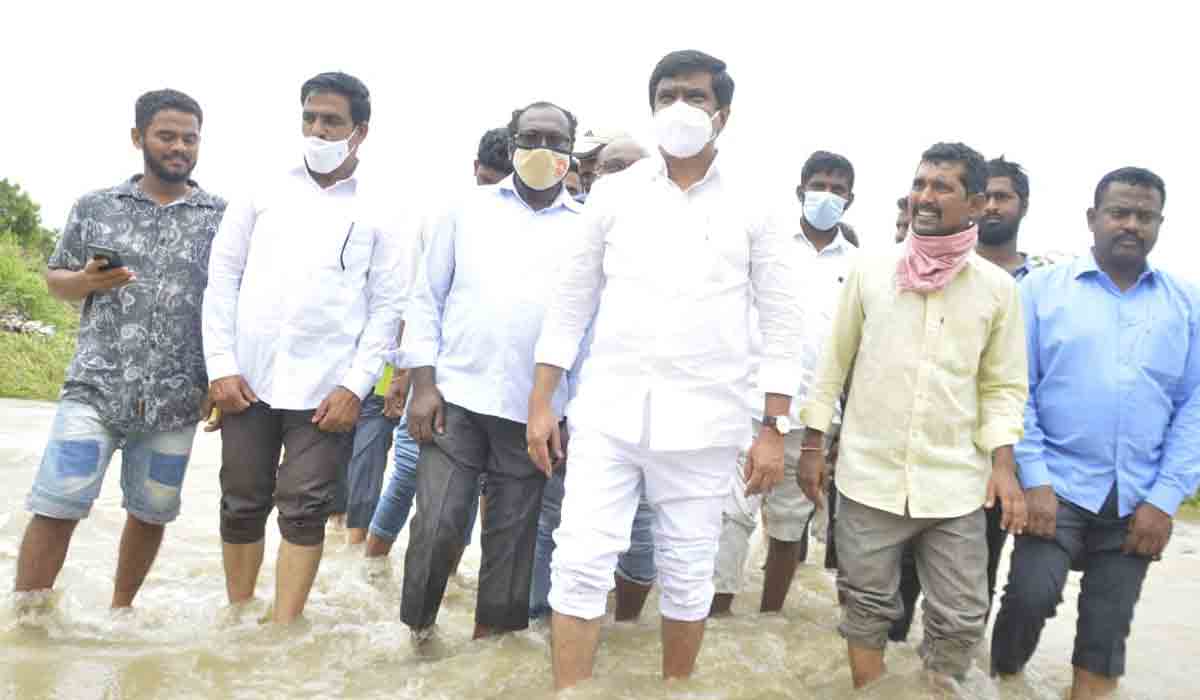 దెబ్బతిన్న చెరువులు, పొలాలను పరిశీలించిన మంత్రి ప్రశాంత్‌ రెడ్డి ...