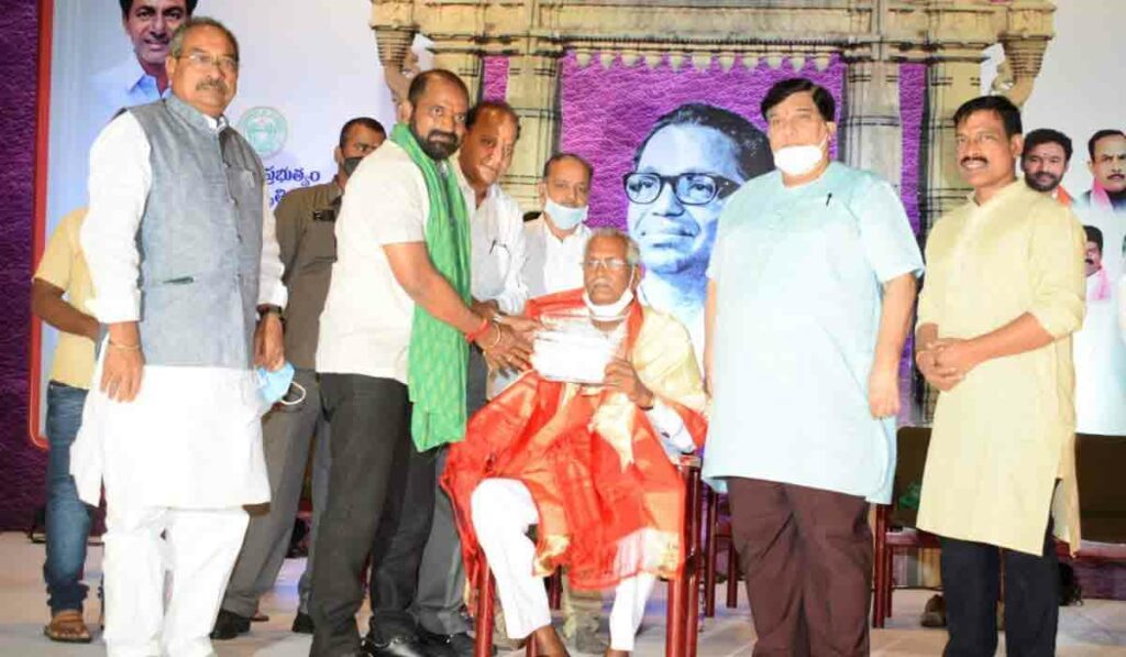 డాక్ట‌ర్ ఎల్లూరి శివారెడ్డికి దాశ‌ర‌థి అవార్డు ప్ర‌దానం-Namasthe Telangana