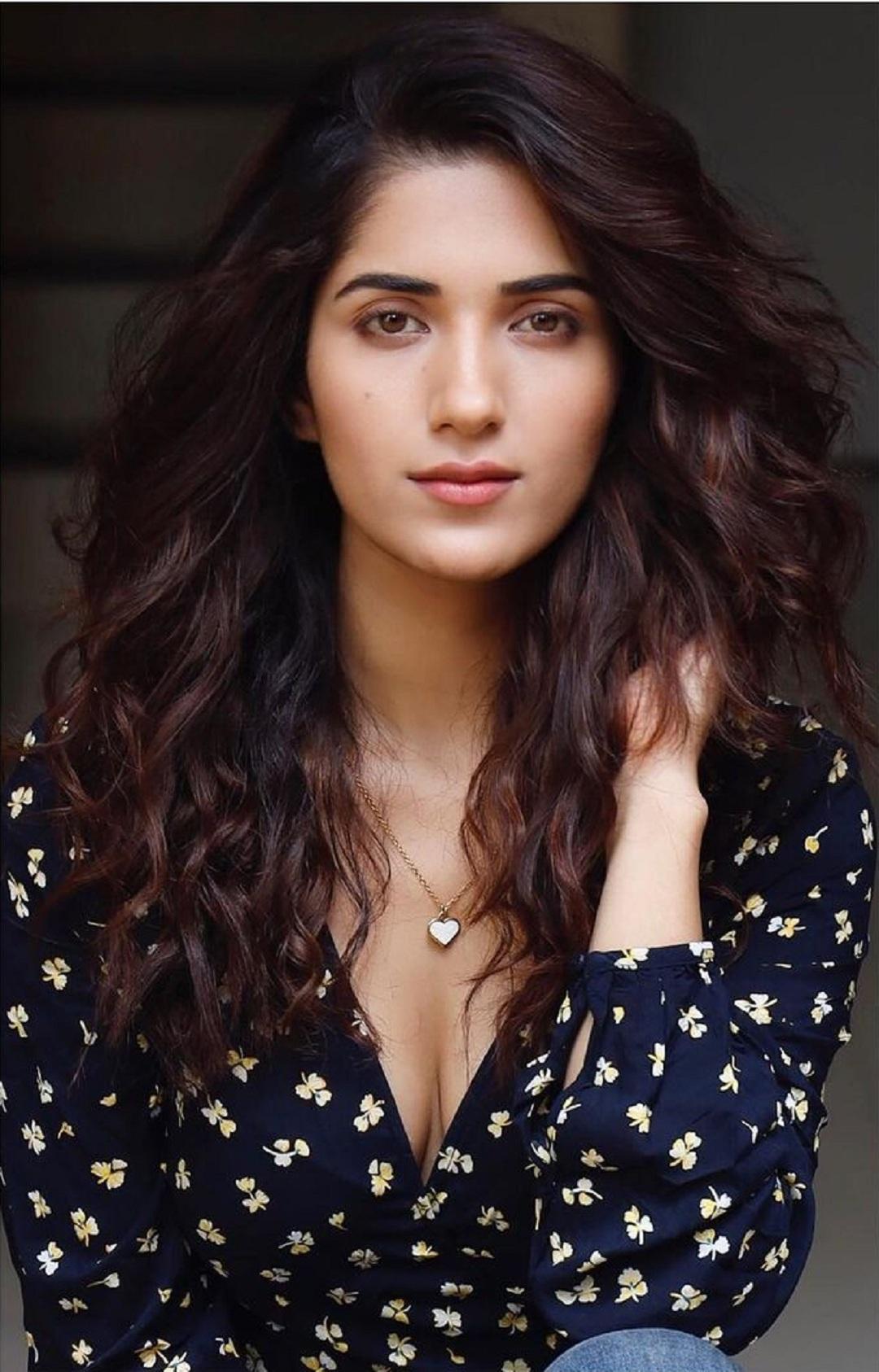 Ruhani Sharma : రుహాని శర్మ న్యూ వైర‌ల్ పిక్స్‌-Namasthe Telangana