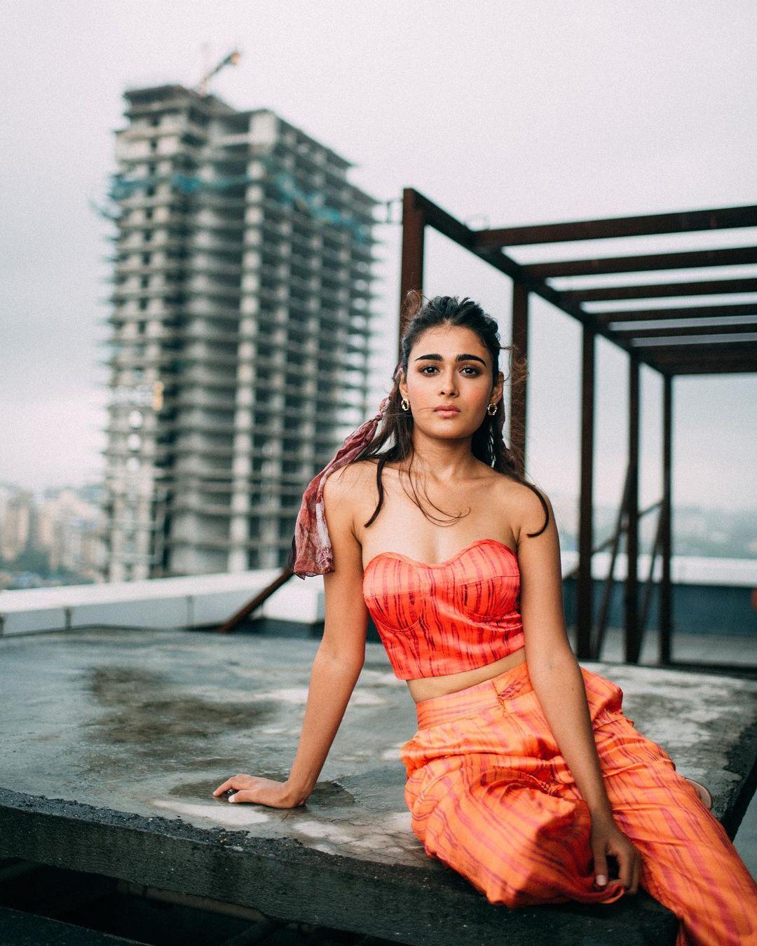 Instagram Updates: స్ట్రా వేసి పీల్చేస్తున్న ప్రియాంక‌.. బ‌క్కచిక్కిన ర ...