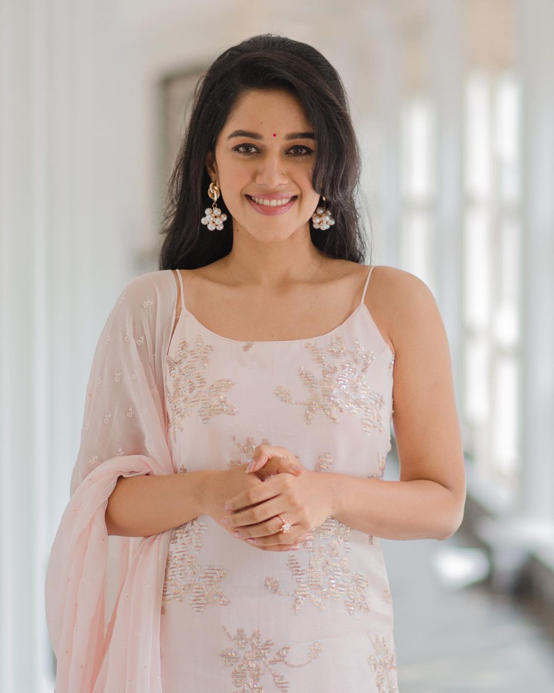 Mirnalini Ravi | అందాలతో అదరగొడుతున్న మృణాళిని రవి-Namasthe Telangana