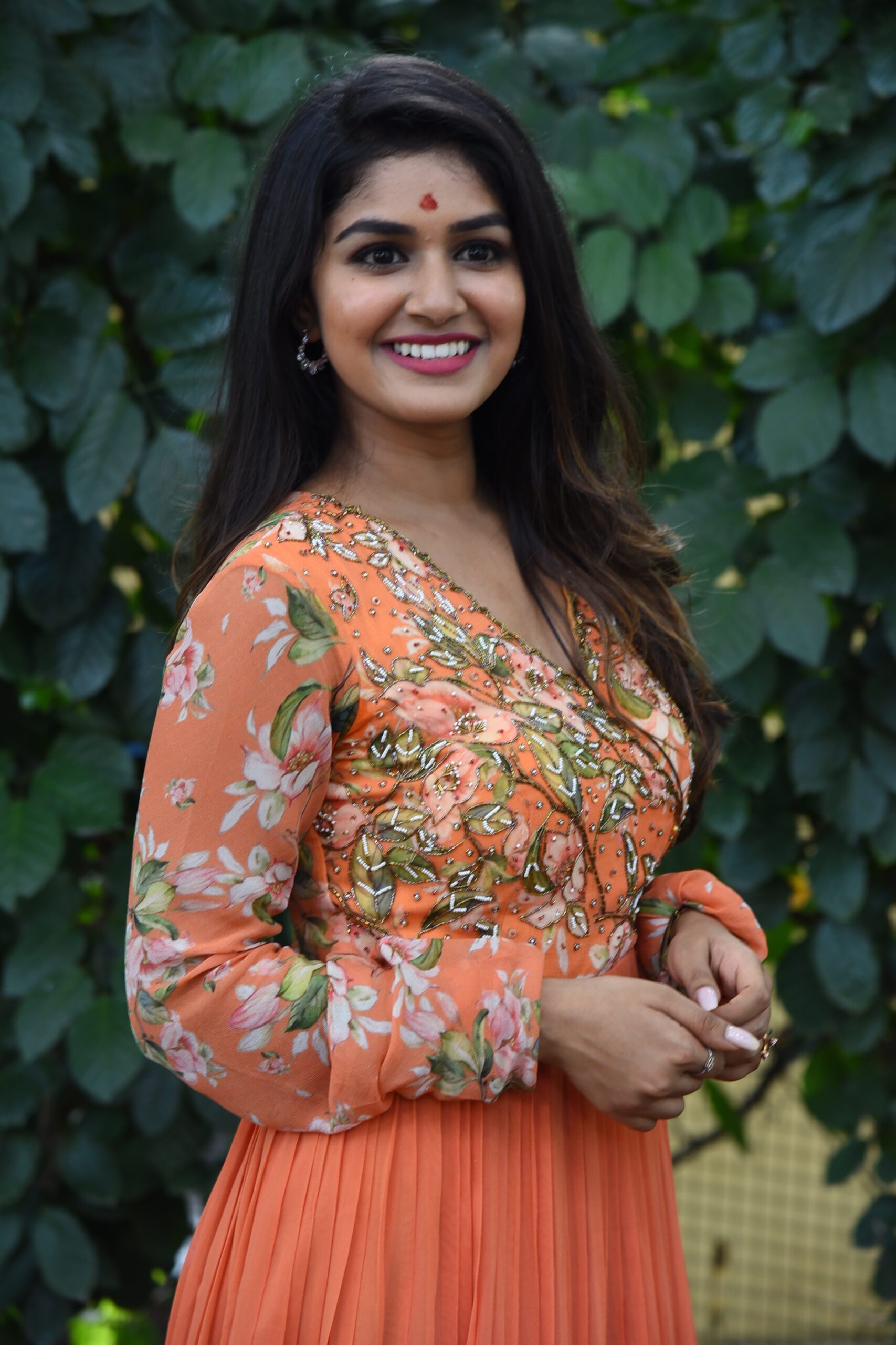 Sanjana Anand | కిరణ్ అబ్బవరం కొత్త సినిమా ప్రారంభోత్సవంలో సంజన ఆనంద్ ...