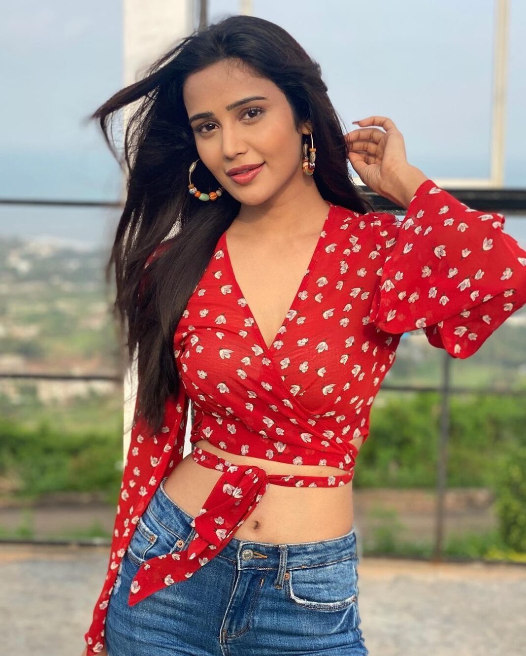 Simran Gupta | బ్లాక్‌ డ్రెస్‌లో కేక పెట్టిస్తున్న సిమ్రాన్ గుప్తా ...