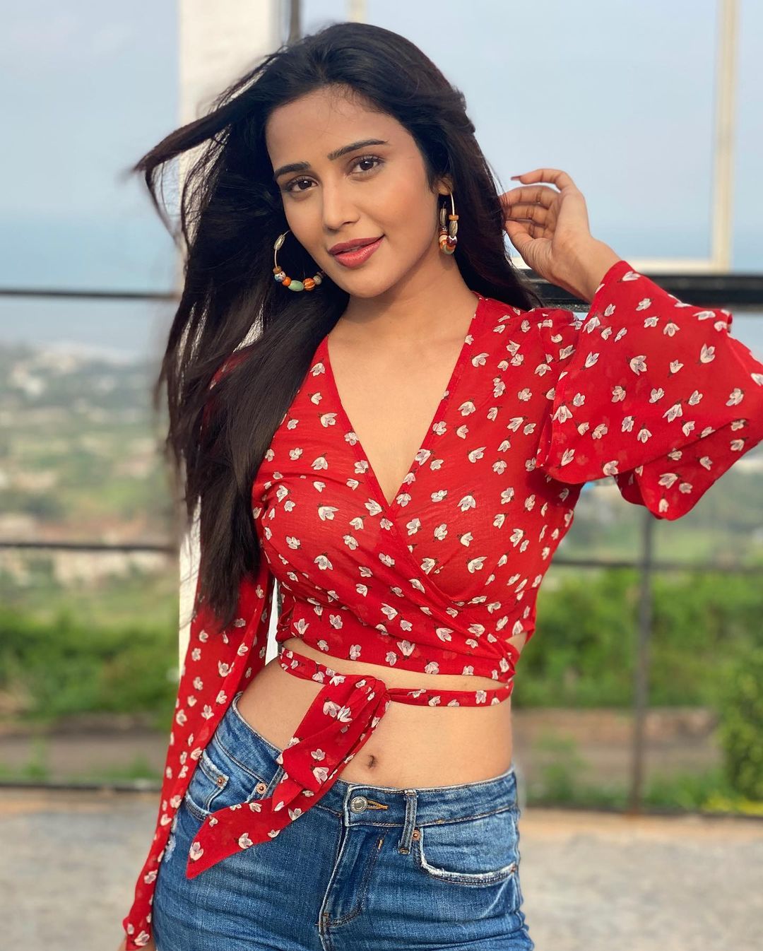 Simran Gupta | బ్లాక్‌ డ్రెస్‌లో కేక పెట్టిస్తున్న సిమ్రాన్ గుప్తా ...