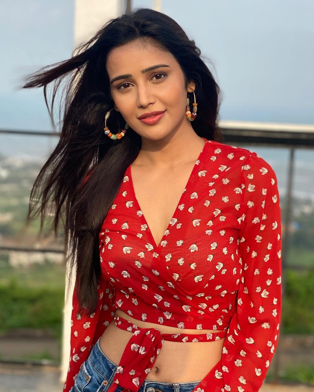 Simran Gupta | బ్లాక్‌ డ్రెస్‌లో కేక పెట్టిస్తున్న సిమ్రాన్ గుప్తా ...