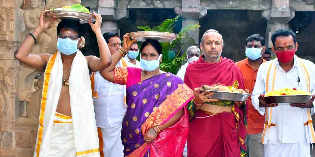 Srsailam Temple | శైలపుత్రిగా దర్శనమిచ్చిన భ్రామరి.. భృంగివాహనంపై ఆది ...