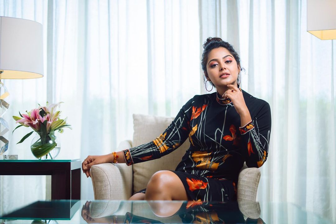 Monal Gajjar: అదిరే అందాలతో కవ్విస్తున్న బిగ్ బాస్ భామ మోనాల్..