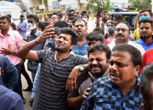 అభిమాన హీరోకి క‌న్నీటి నివాళి.. గుండె ప‌గిలేలా రోదిస్తున్న‌ అభిమానులు ...