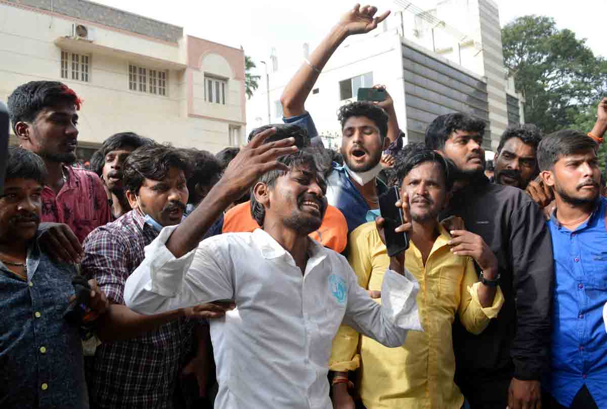 అభిమాన హీరోకి క‌న్నీటి నివాళి.. గుండె ప‌గిలేలా రోదిస్తున్న‌ అభిమానులు ...