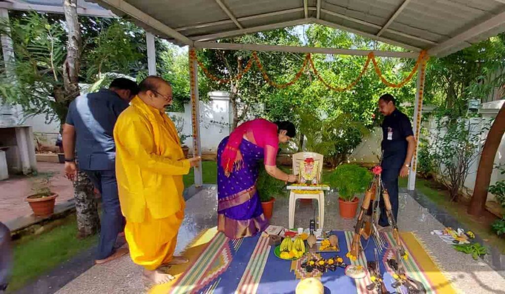 Minister Satyavathi Rathod |ఆయుధ, వాహన పూజలు చేసిన మంత్రి సత్యవతి ...