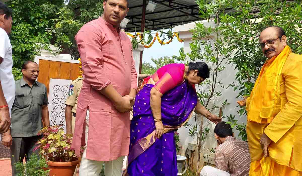 Minister Satyavathi Rathod |ఆయుధ, వాహన పూజలు చేసిన మంత్రి సత్యవతి ...