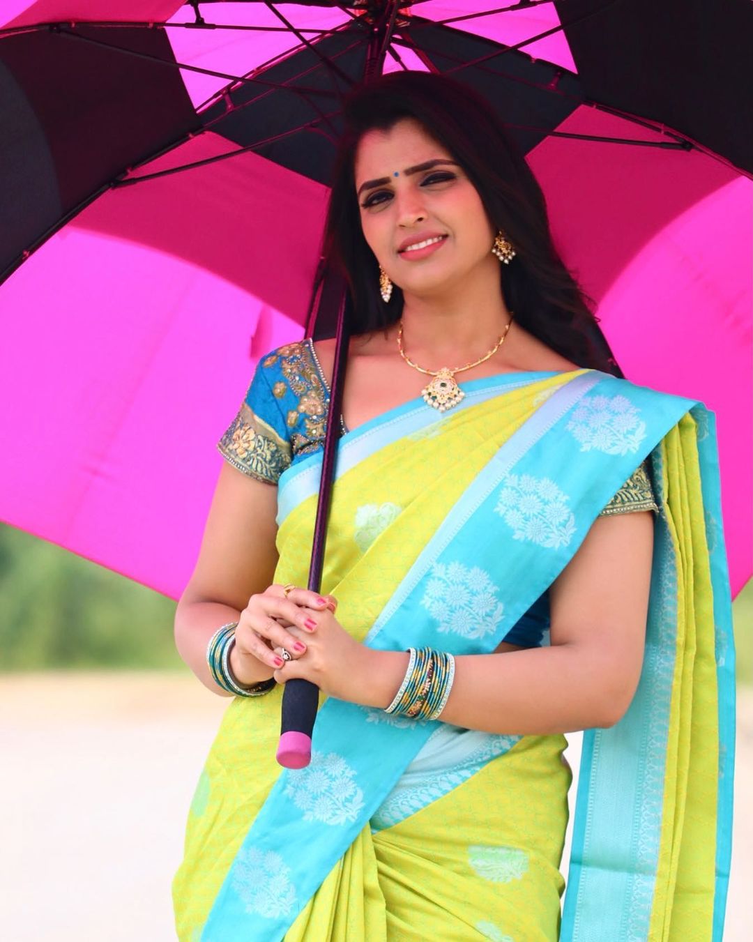 Anchor Syamala | చీరకట్టులో మెరిసిపోతున్న శ్యామల..-Namasthe Telangana