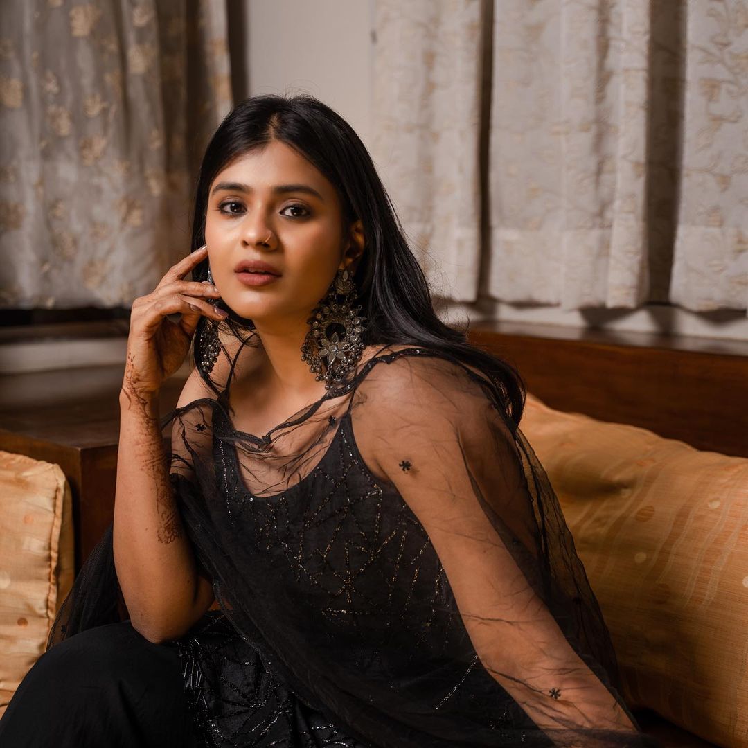 Hebah Patel | మెరూన్ రంగు చీరలో హెబ్బా పటేల్..-Namasthe Telangana