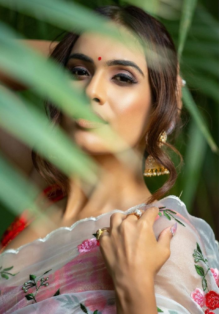 Neha Malik | నేహా మాలిక్ స్టన్నింగ్ లుక్స్..-Namasthe Telangana