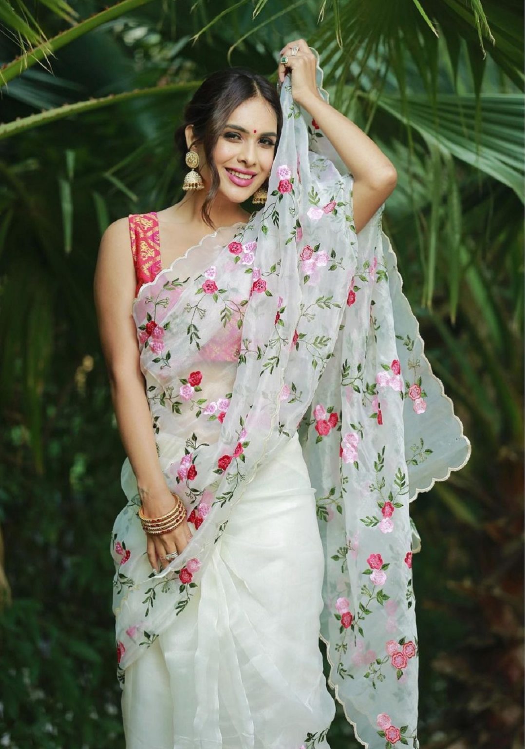 Neha Malik | నేహా మాలిక్ స్టన్నింగ్ లుక్స్..-Namasthe Telangana