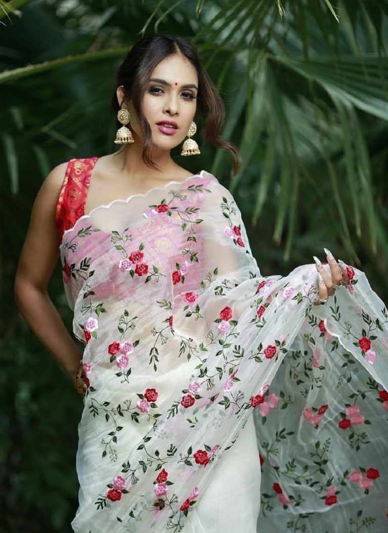 Neha Malik | నేహా మాలిక్ స్టన్నింగ్ లుక్స్..-Namasthe Telangana