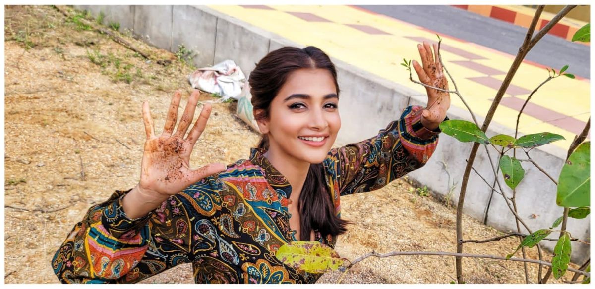 Pooja Hegde | రామోజీ ఫిల్మ్ సిటీలో మొక్కలను నాటిన పూజా హెగ్డే ...