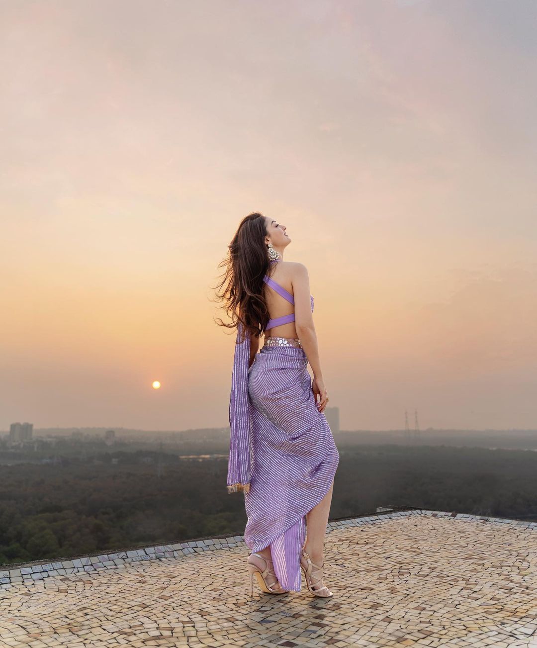 Sandeepa Dhar | మత్తెక్కించే చూపులతో కుర్రకారును కవ్విస్తోన్న సందీప ...