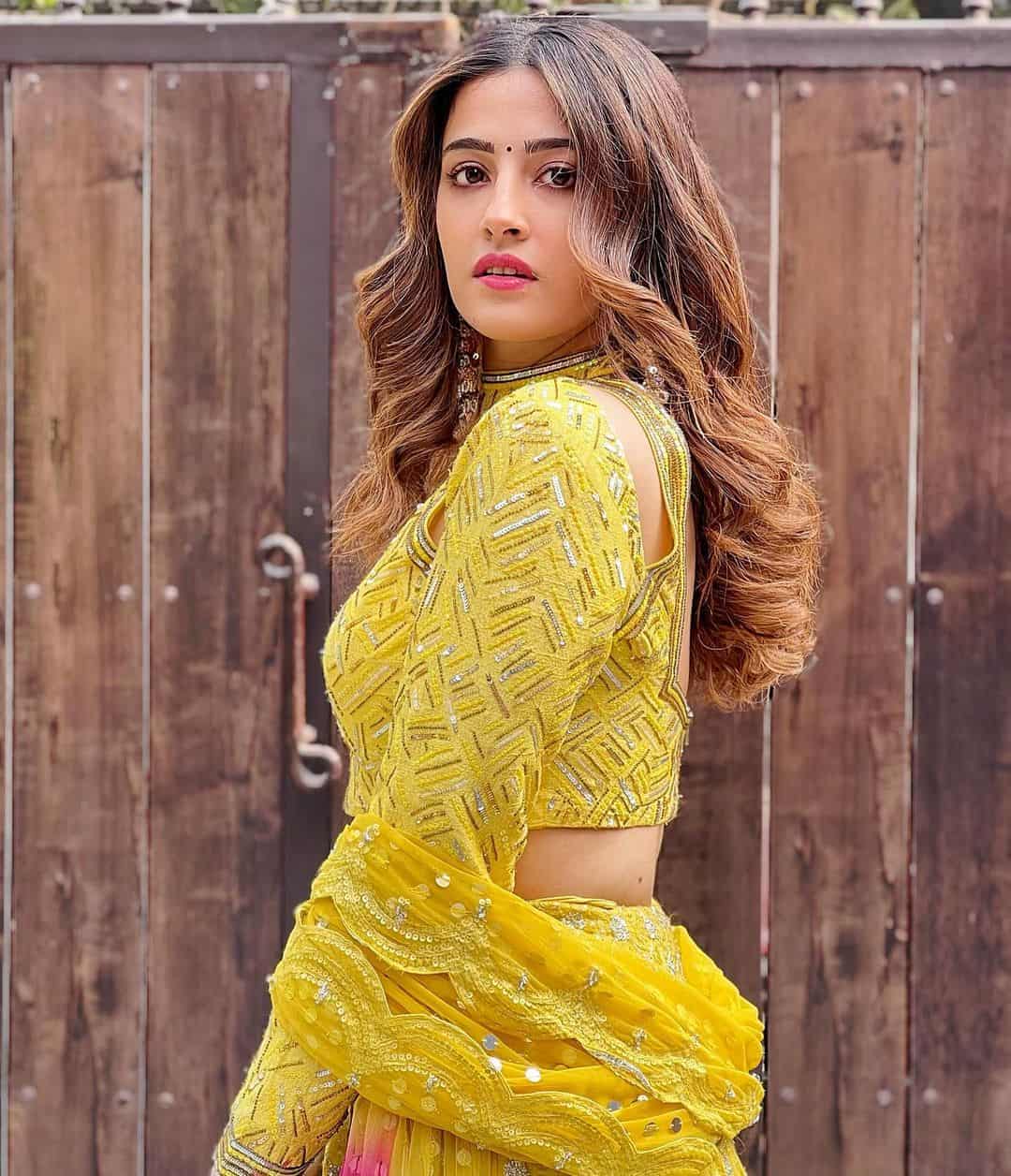 Nupur Sanon | అందంతో కుర్రకారు గుండెల్ని కొల్లగొడుతున్న నూపూర్ సనన్ ...