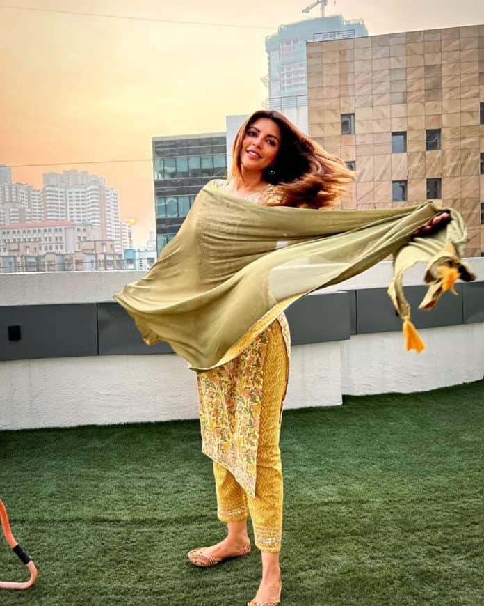 Shama Sikander | గోల్డెన్ డ్రెస్‌లో షామా సికందర్..-Namasthe Telangana