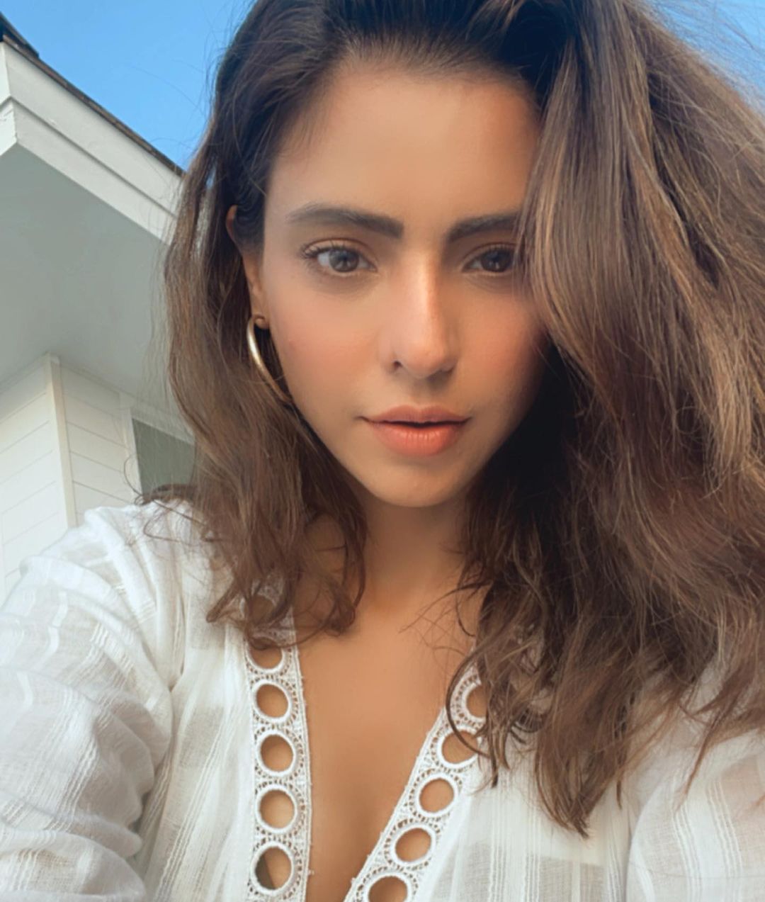 Aamna Sharif | వైట్ కలర్ డ్రెస్‌లో కైపెక్కిస్తున్న ఆమ్నా షరీఫ్ ...