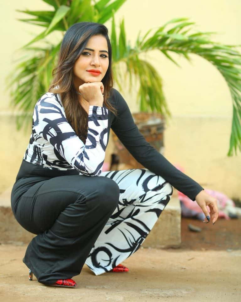 Ashu Reddy | వెరైటీ డ్రెస్‌లో కేక పుట్టిస్తున్న ఆషూ రెడ్డి..-Namasthe ...
