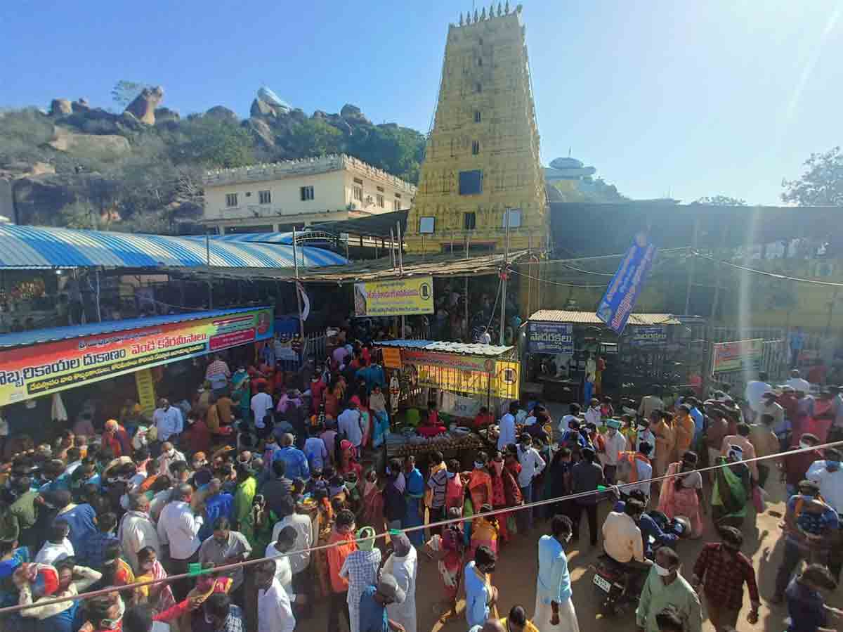 కొమురవెల్లి మల్లన్న ఆలయానికి పోటెత్తిన భక్తులు-Namasthe Telangana
