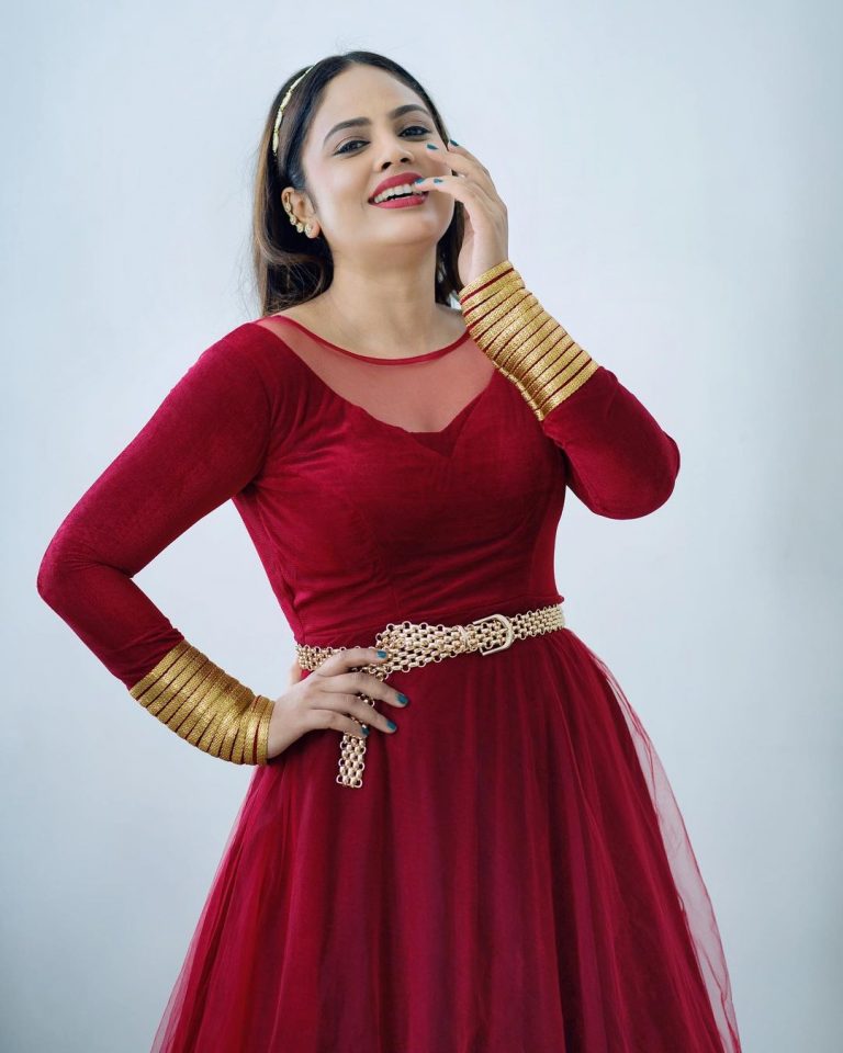 Nandita Swetha | చీర కట్టులో గులాబీ పువ్వుల నదితా శ్వేత..-Namasthe ...