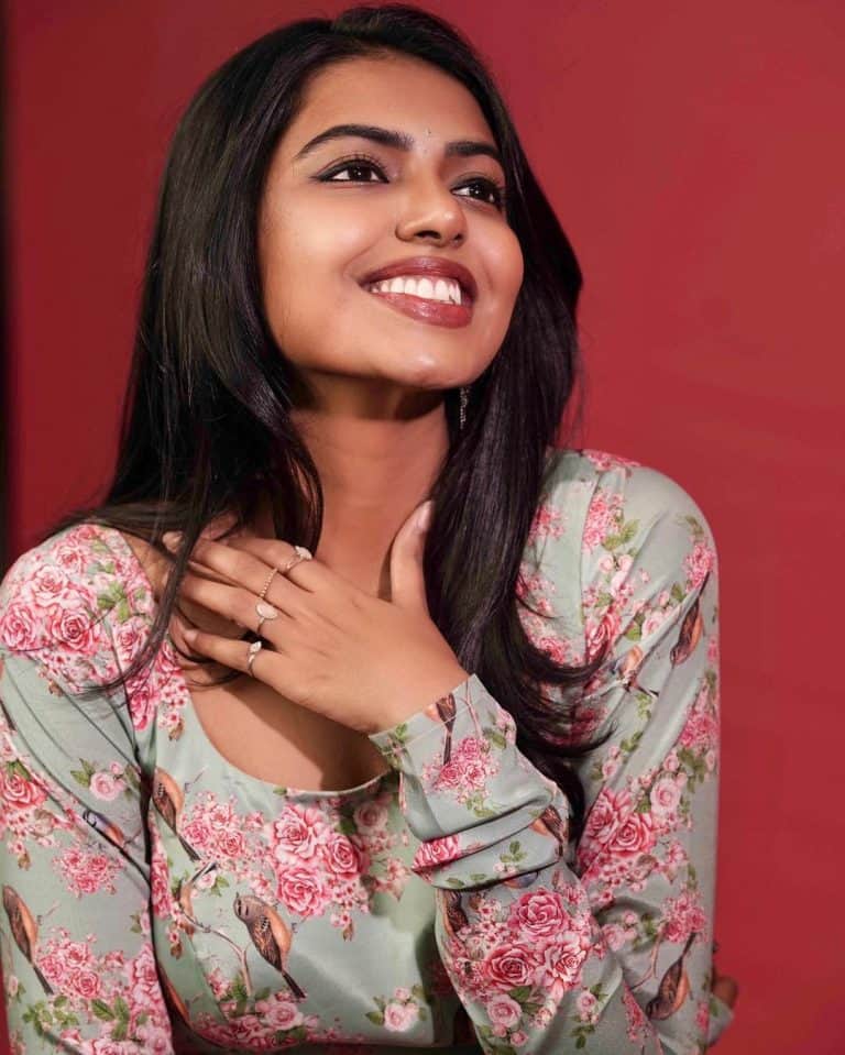 Shivani Rajashekar | కొంటె చూపులతో చంపేస్తున్న శివాని రాజశేఖర్ ...