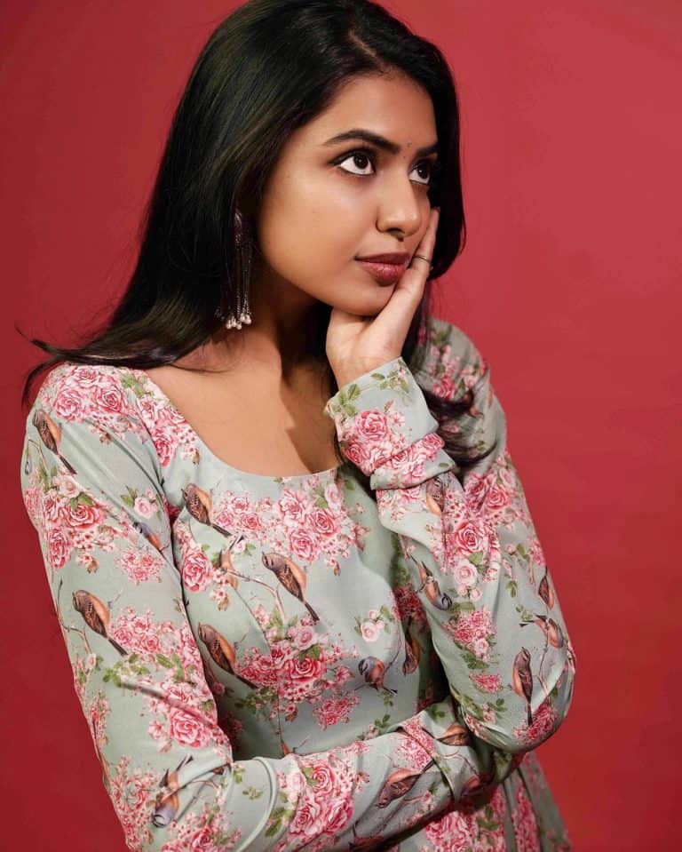 Shivani Rajashekar | కొంటె చూపులతో చంపేస్తున్న శివాని రాజశేఖర్ ...