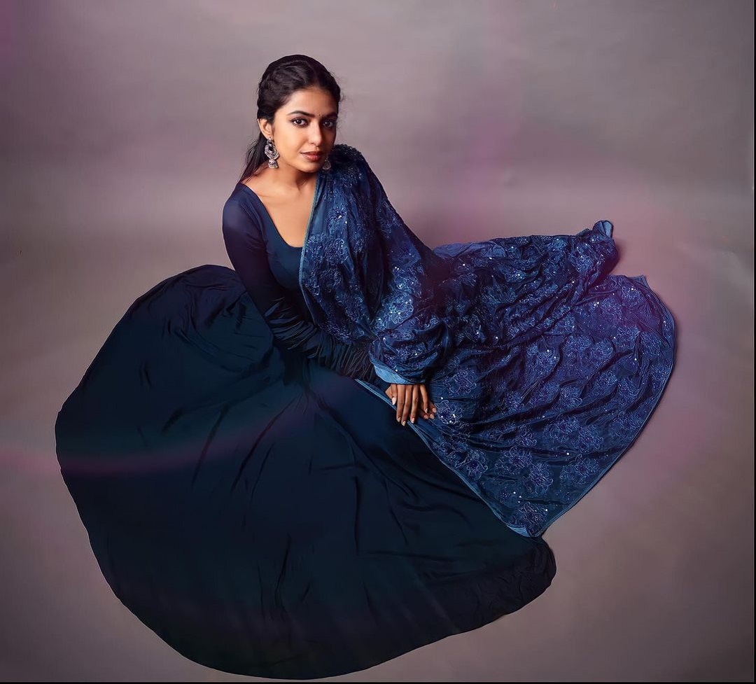 Shivani Rajashekar | బ్లూ కలర్ డ్రెస్‌లో అద్భుతంగా శివాని రాజశేఖర్ ...