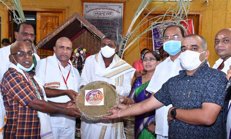 శ్రీశైలంలో వైభవంగా ఊయలసేవ-Namasthe Telangana