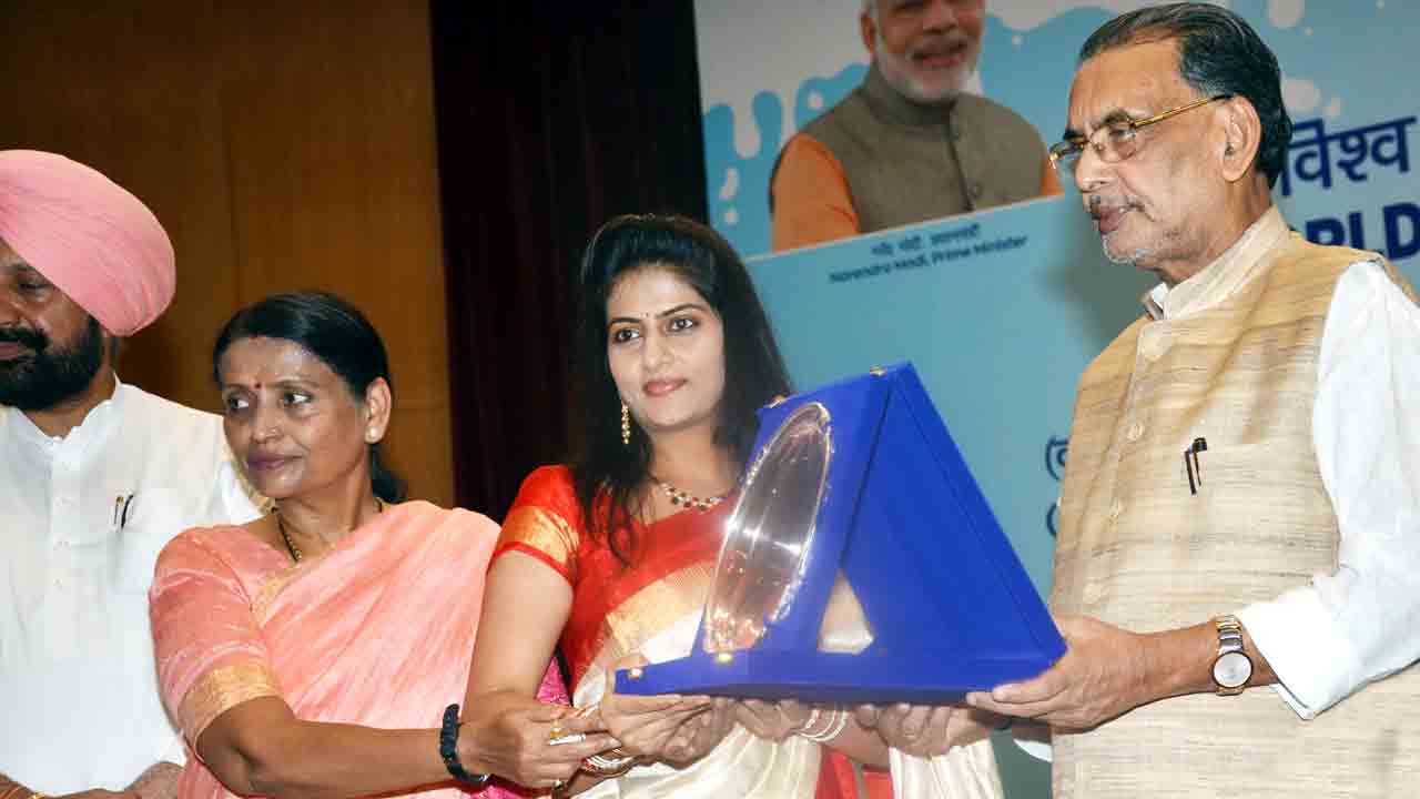 Allola Divya Reddy | ఆవులు ఆమె నేస్తాలు.. వాటి సంరక్ష‌ణే ధ్యేయం ...