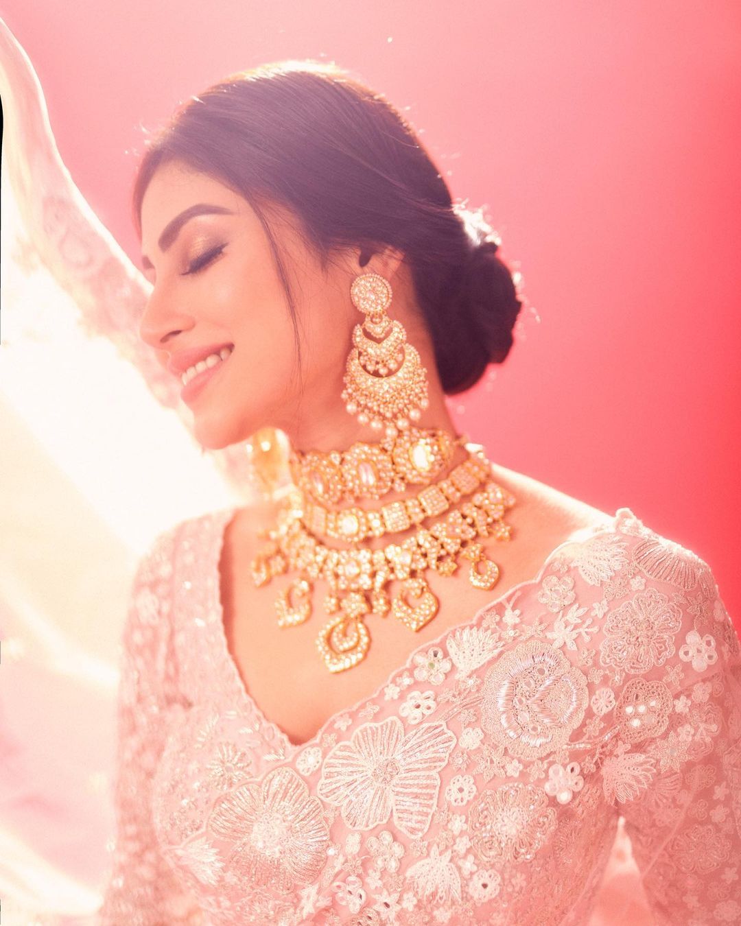 Mouni Roy | ట్రెడిష‌న‌ల్ డ్రెస్‌లో మౌనీ రాయ్ మెరుపులు..-Namasthe Telangana