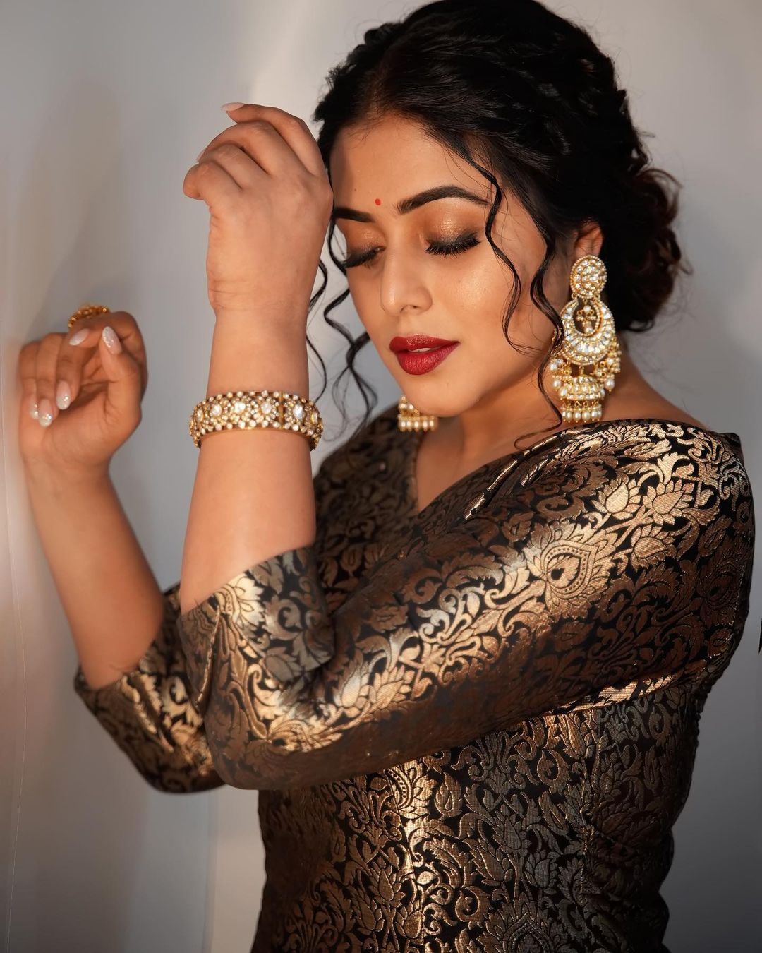 Poorna | మెరిసే డ్రెస్‌లో పూర్ణ మెరుపులు-Namasthe Telangana