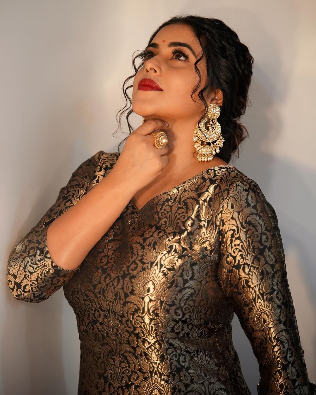 Poorna | మెరిసే డ్రెస్‌లో పూర్ణ మెరుపులు-Namasthe Telangana