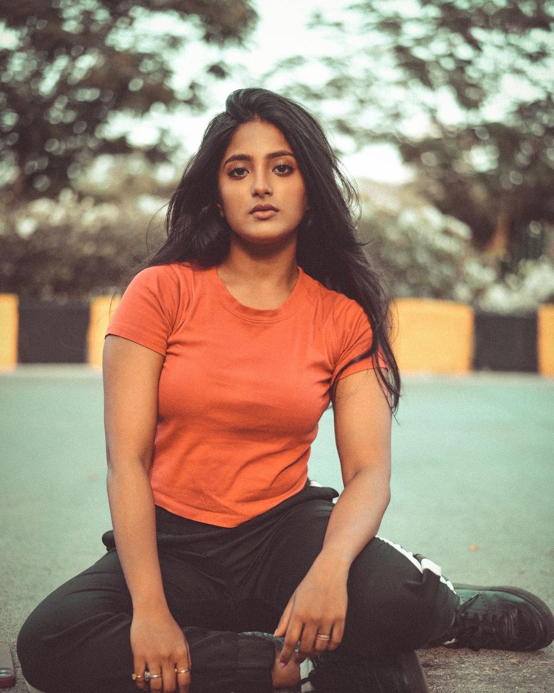 Ulka Gupta | ఆరెంజ్ టీ ష‌ర్ట్‌లో కైపెక్కిస్తున్న‌ ఉల్కా గుప్తా ...