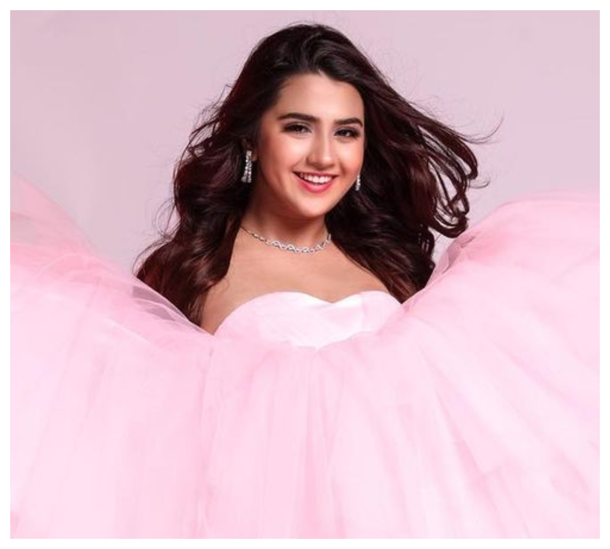 Roshni Walia | గులాబీ డ్రెస్‌లో గుబాళిస్తున్న రోష్ని వాలియా..-Namasthe ...