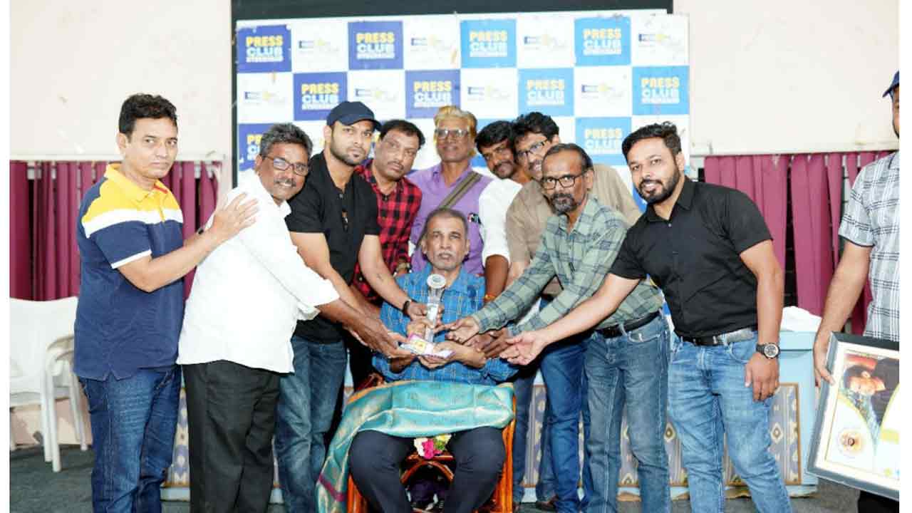 కార్టూనిస్ట్‌ సురేంద్రకు శేఖర్‌ స్మారక అవార్డు-Namasthe Telangana