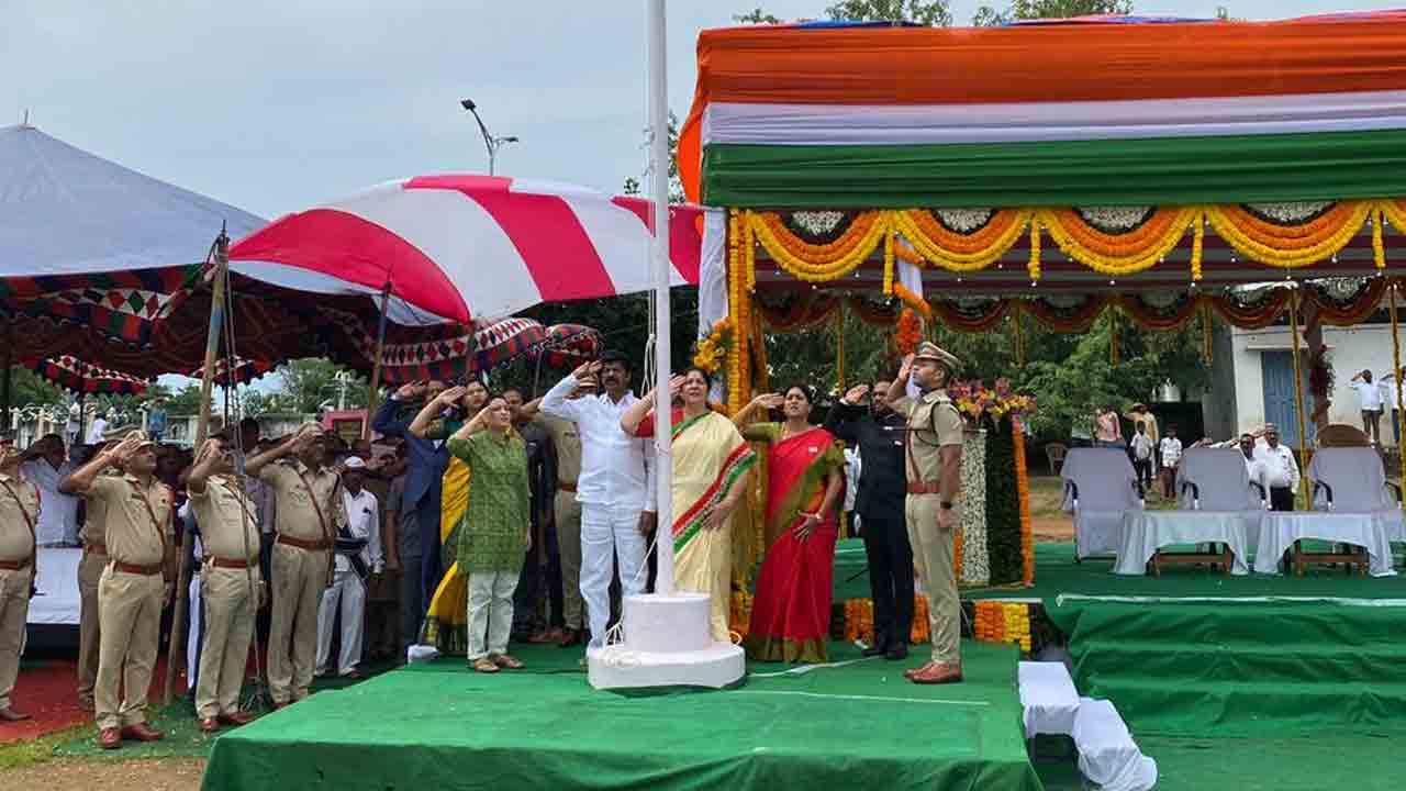 దేశభక్తిని పెంపొందించేలా వజ్రోత్సవాలు నిర్వహించాలి : మంత్రి సత్యవతి ...