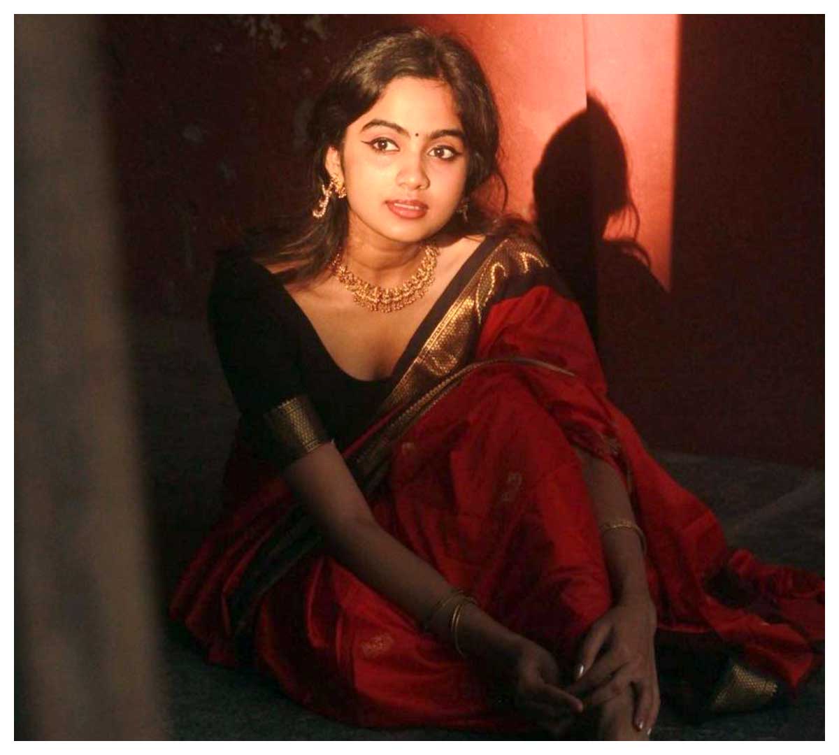 Devika Sanjay | ఎర్ర ప‌ట్టుచీర‌లో దేవిక సంజయ్ అంద‌చందాలు..-Namasthe Telangana