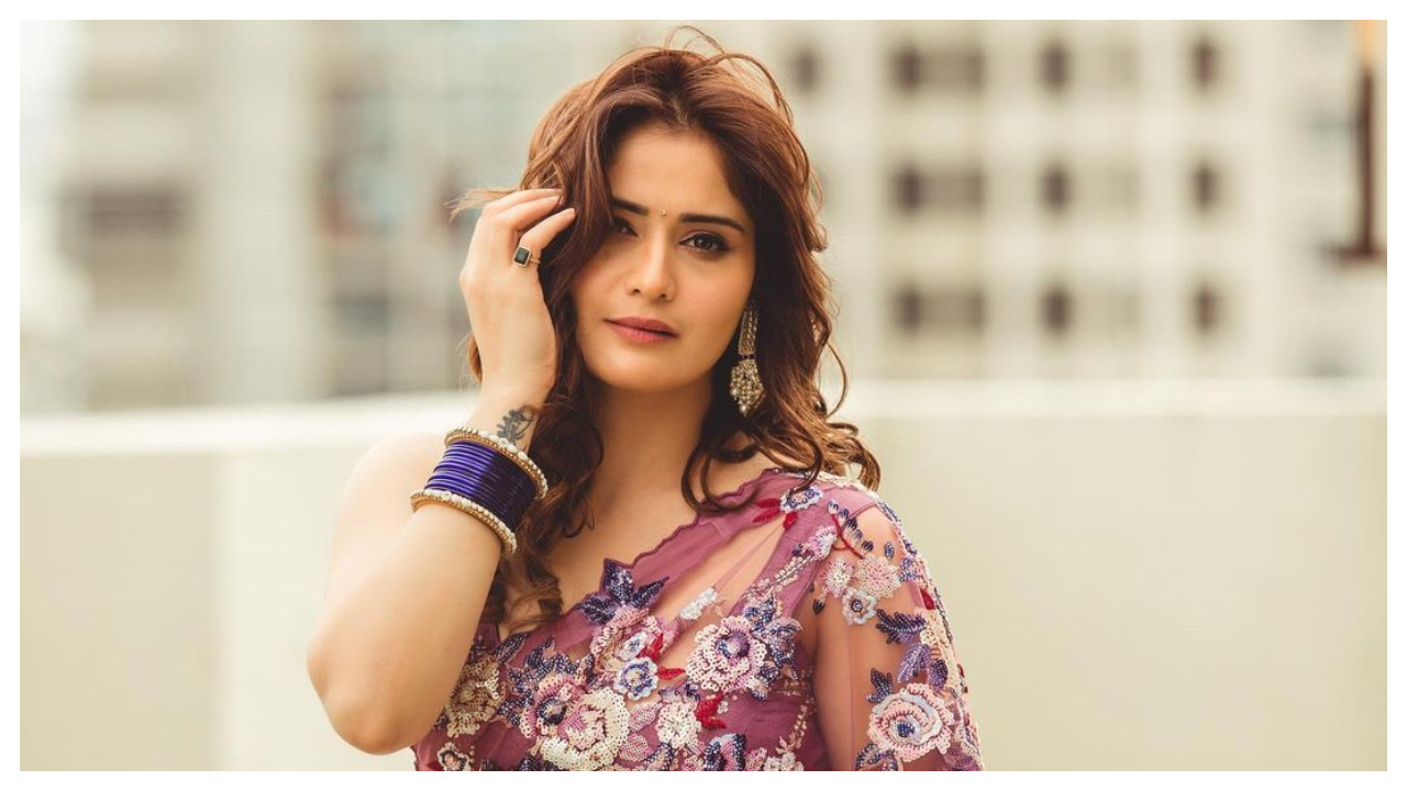 Aarti Singh | మ‌త్తెక్కించే చూపుల‌తో క‌వ్విస్తున్న‌ ఆర్తీ సింగ్..-Namasthe Telangana