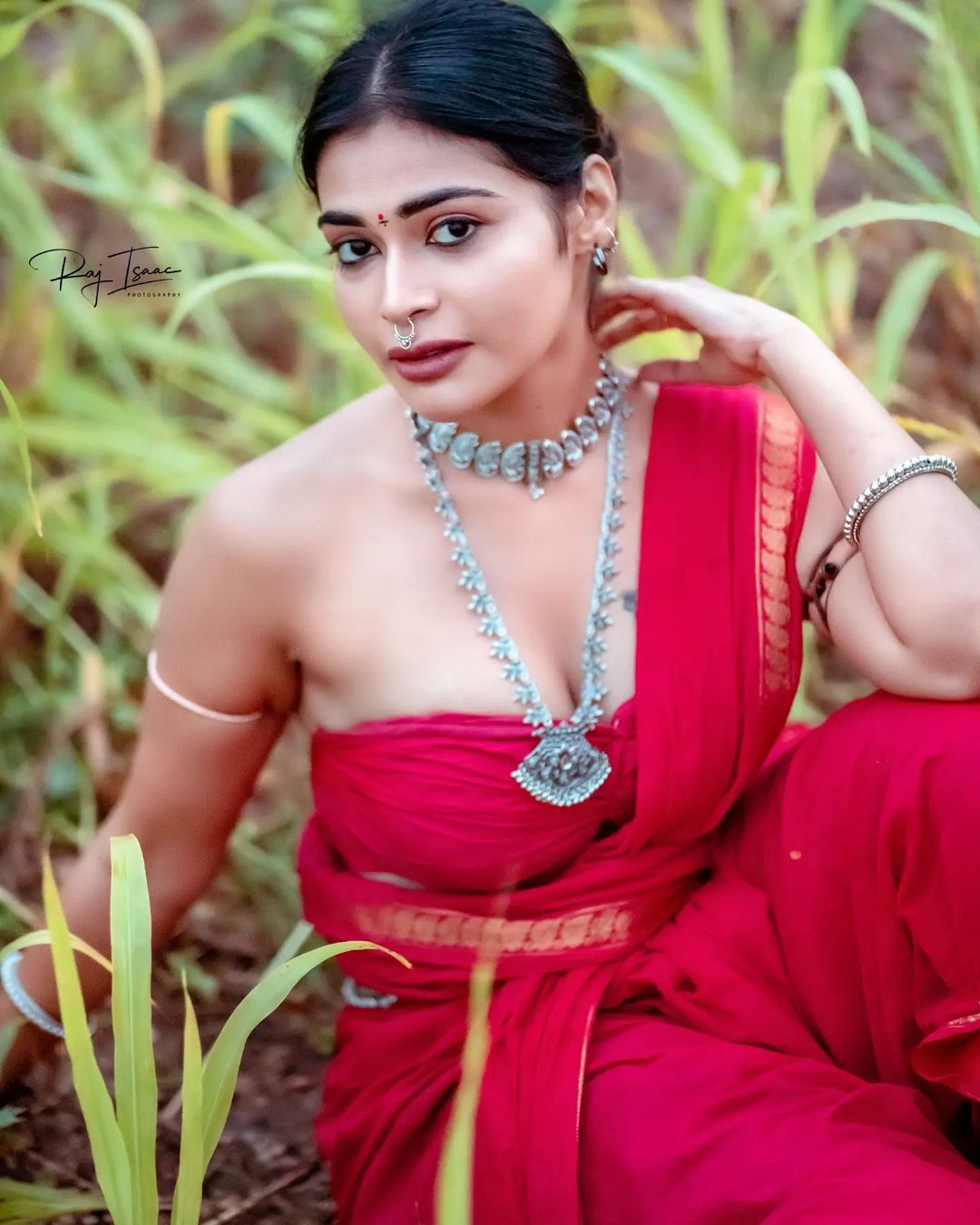 Dharsha Gupta | ఎరుపెక్కిన అందాలతో సెగలు పుట్టిస్తున్న ద‌ర్శ గుప్తా..-Namasthe Telangana