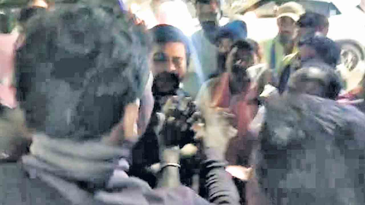 తీన్మార్‌ మల్లన్నను తరిమిన ఇల్లెందు యువకులు-Namasthe Telangana