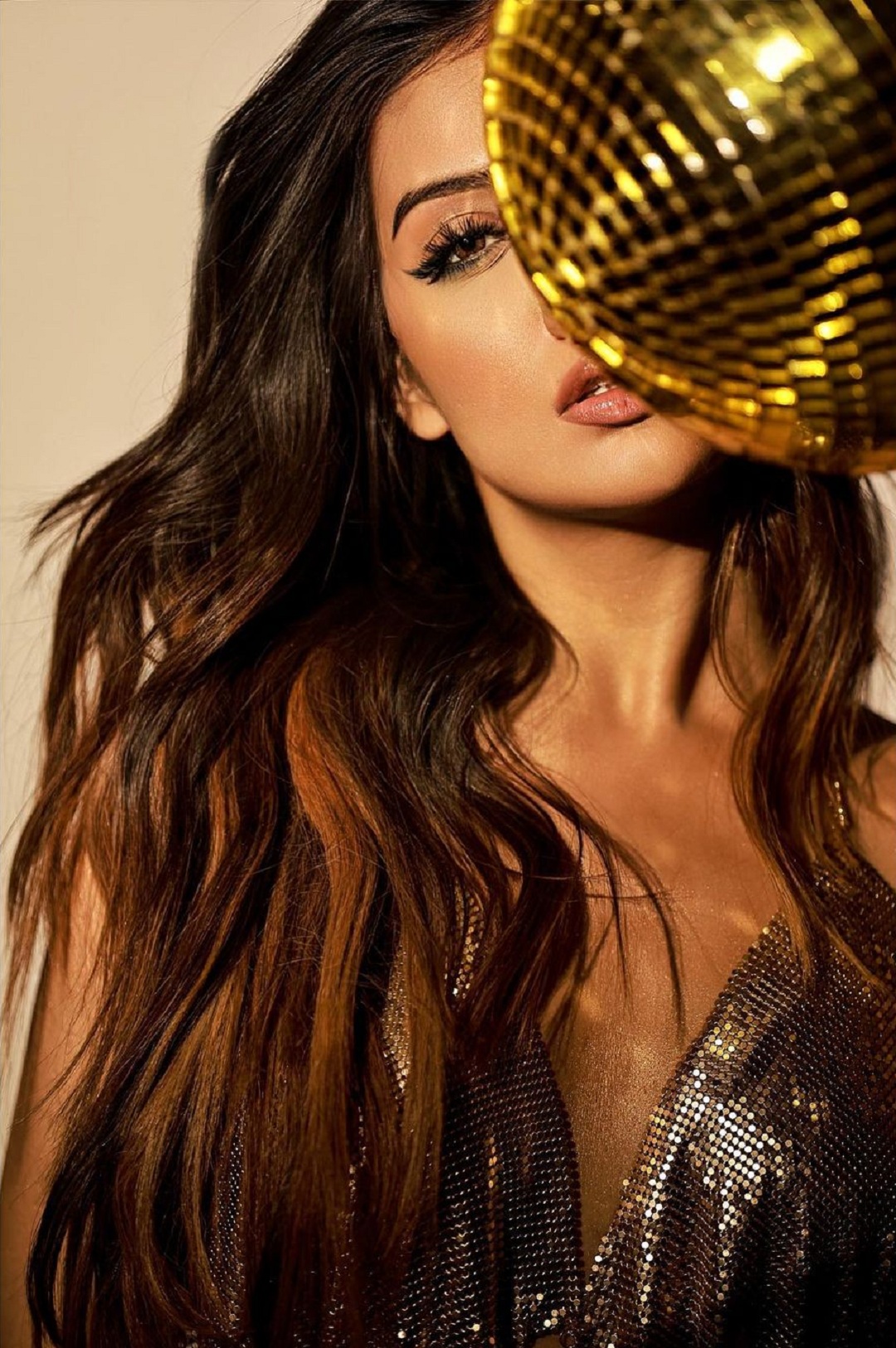 Divya Agarwal | బ్యాక్ లెస్ అందాల‌తో సెగ‌లు పుట్టిస్తున్న దివ్య ...