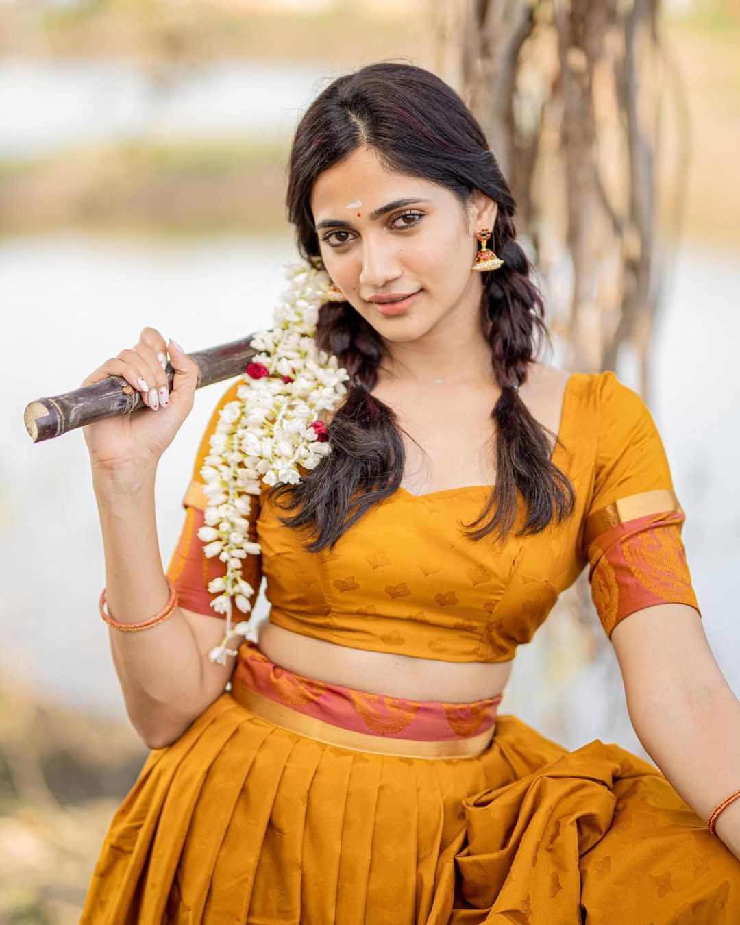 Losliya Mariyanesan | చిలిపి పోజులతో నెట్టింట అల్లరి చేస్తున్న ...