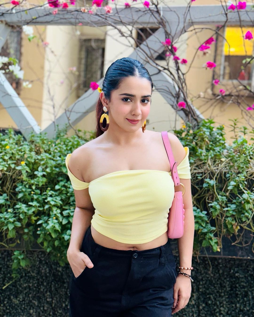 Roshni Walia | గులాబీ డ్రెస్‌లో గుబాళిస్తున్న రోష్ని వాలియా..-Namasthe ...