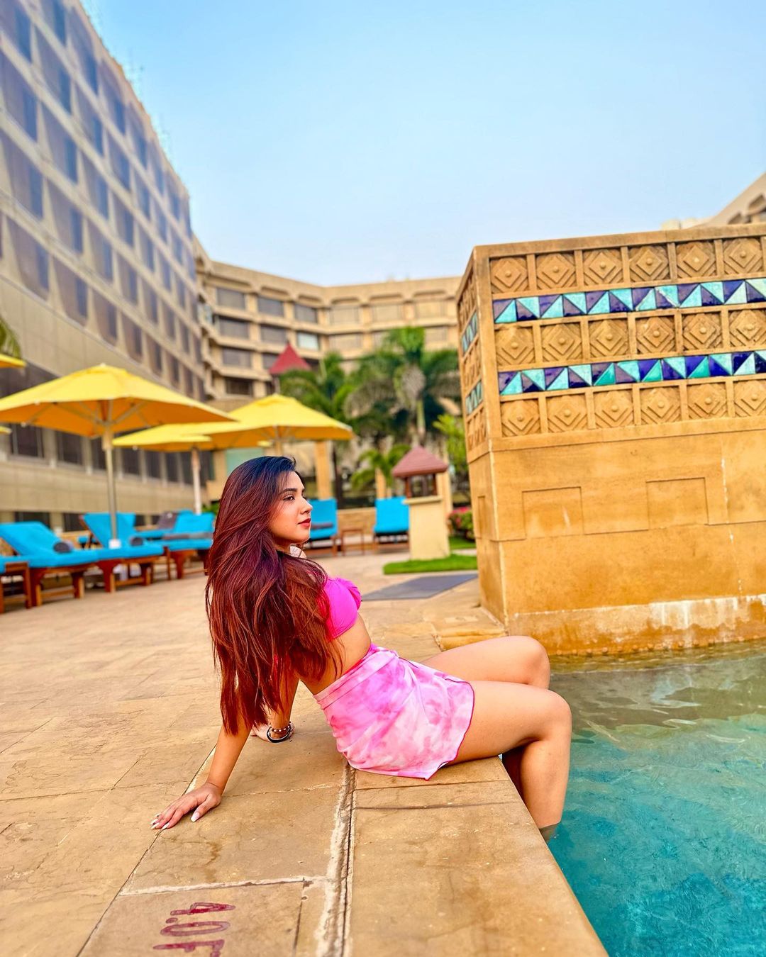 Roshni Walia | గులాబీ డ్రెస్‌లో గుబాళిస్తున్న రోష్ని వాలియా..-Namasthe ...